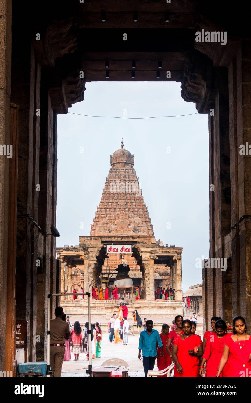 View of tall gopuram and nandi at Tanjore Brihadisvara temple Stock ...
