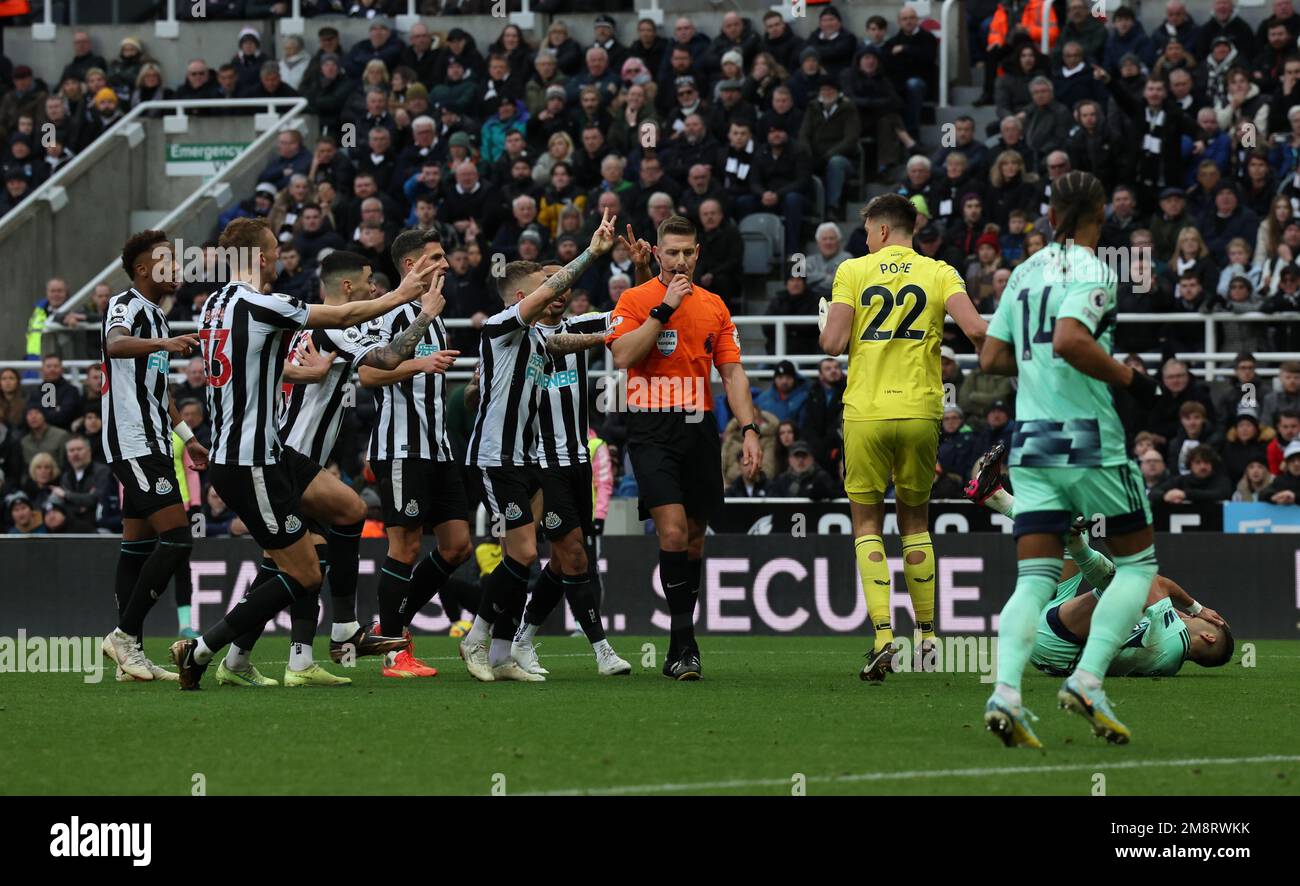 Kieran trippier newcastle nick pope hi-res stock photography and images ...