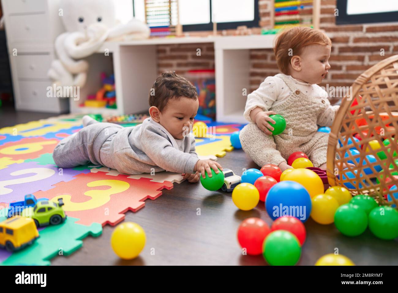 Preschoolers sitting on floor playing hi-res stock photography and ...
