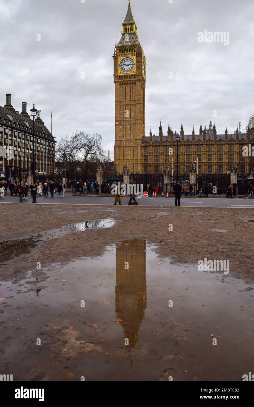 Big ben reflection in puddle hi-res stock photography and images - Alamy