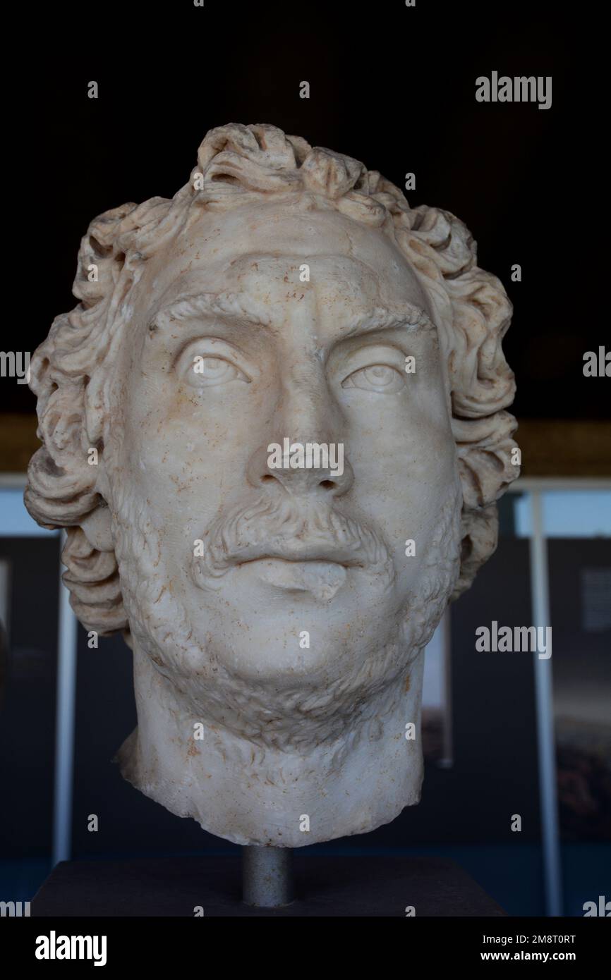 Greek statue head hi-res stock photography and images - Alamy