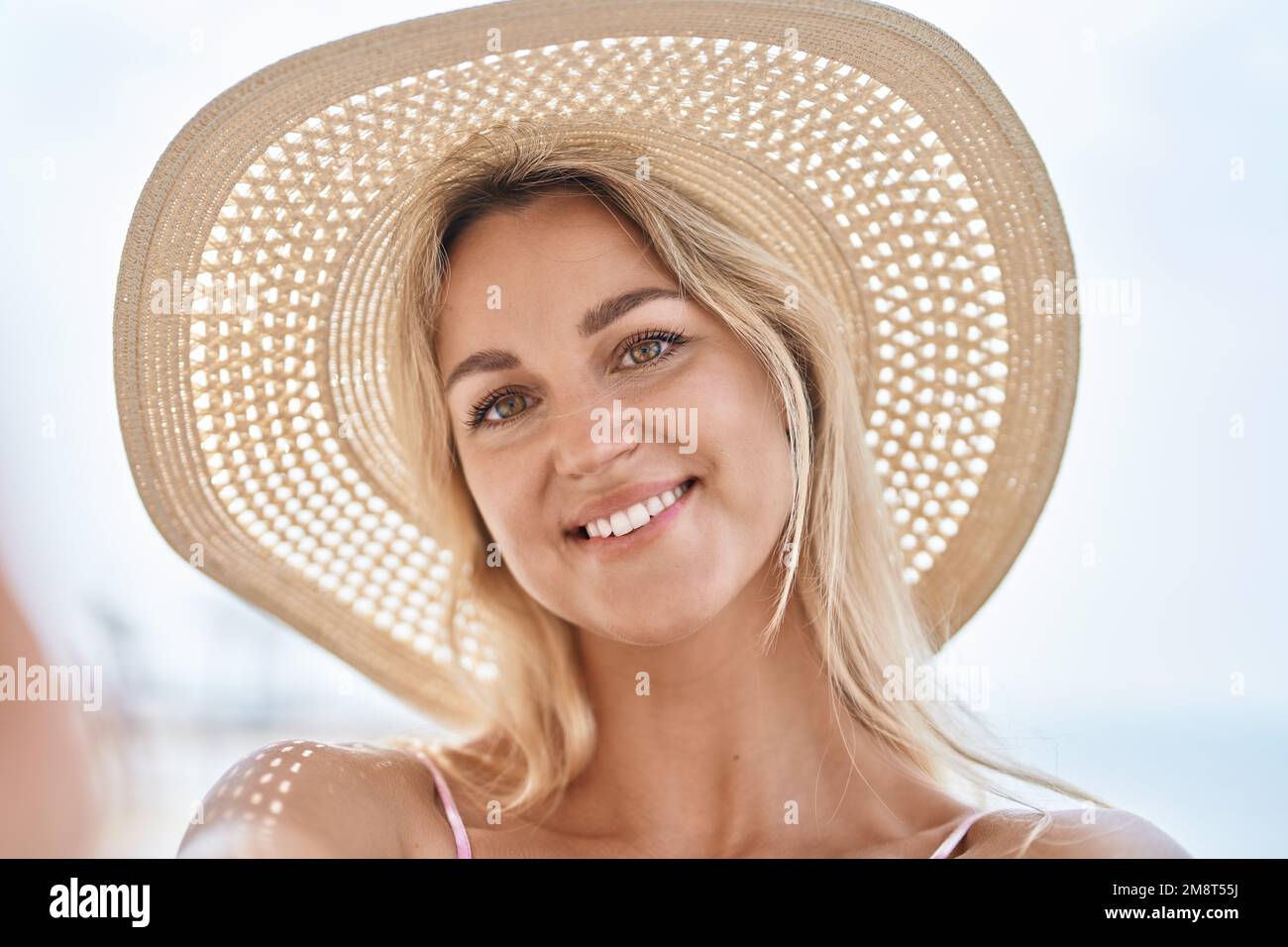 Blonde tourist making selfie outdoors hi-res stock photography and ...
