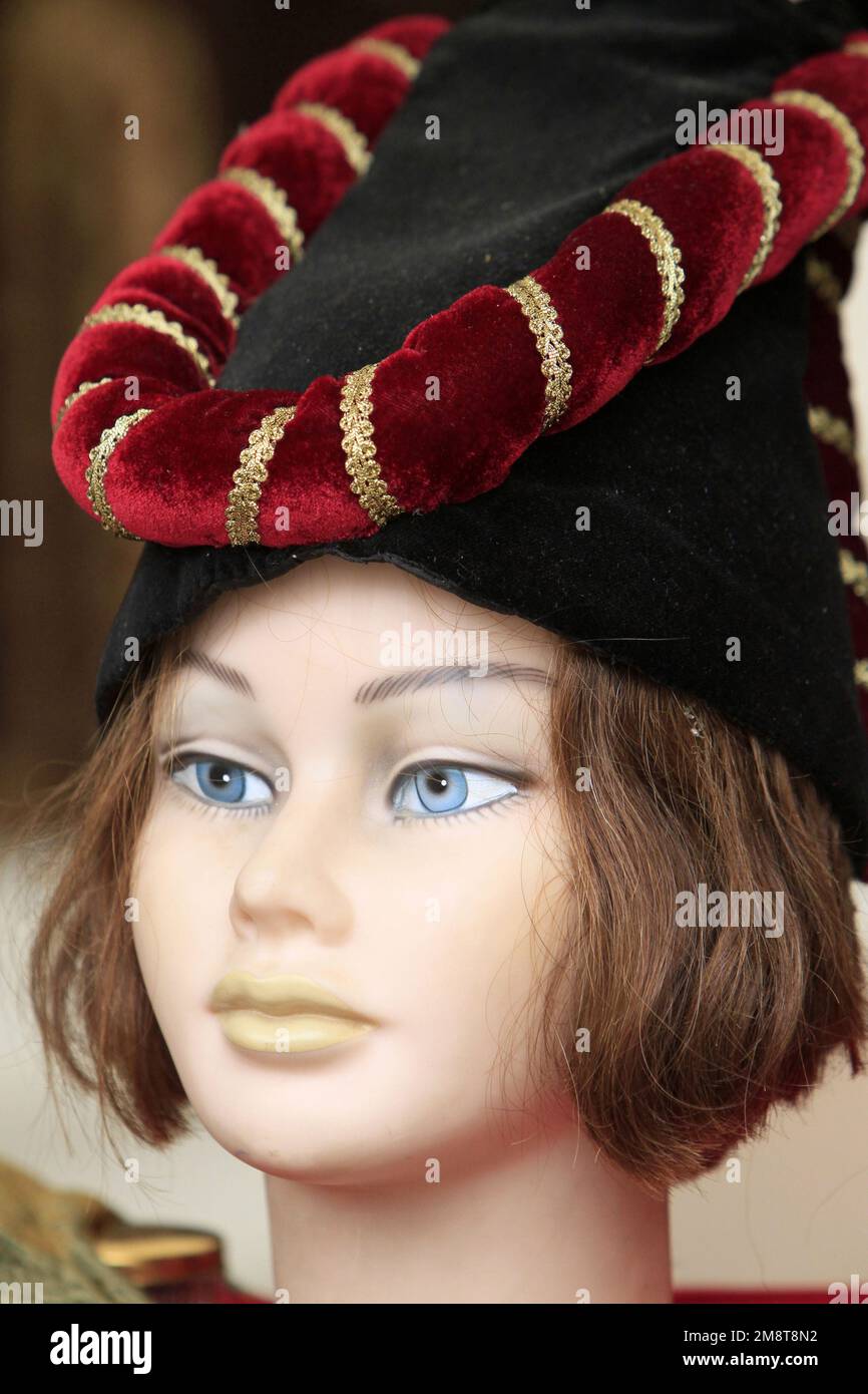 Balzo. Coiffe médiévale. France. Europe. / Balzo. The Medieval festival ...