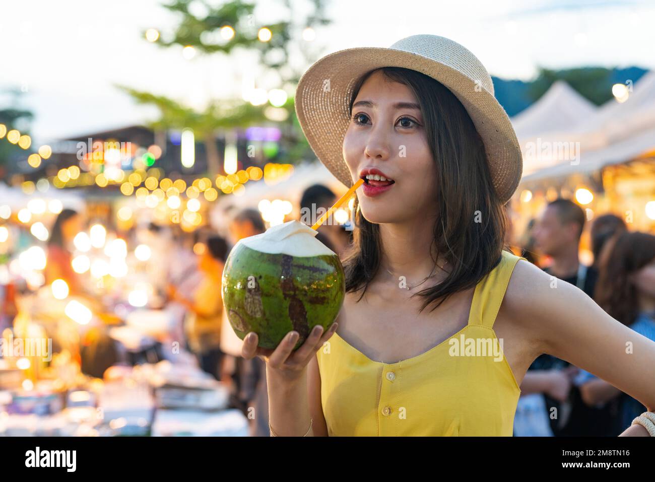 Happy young woman to go shopping Stock Photo - Alamy