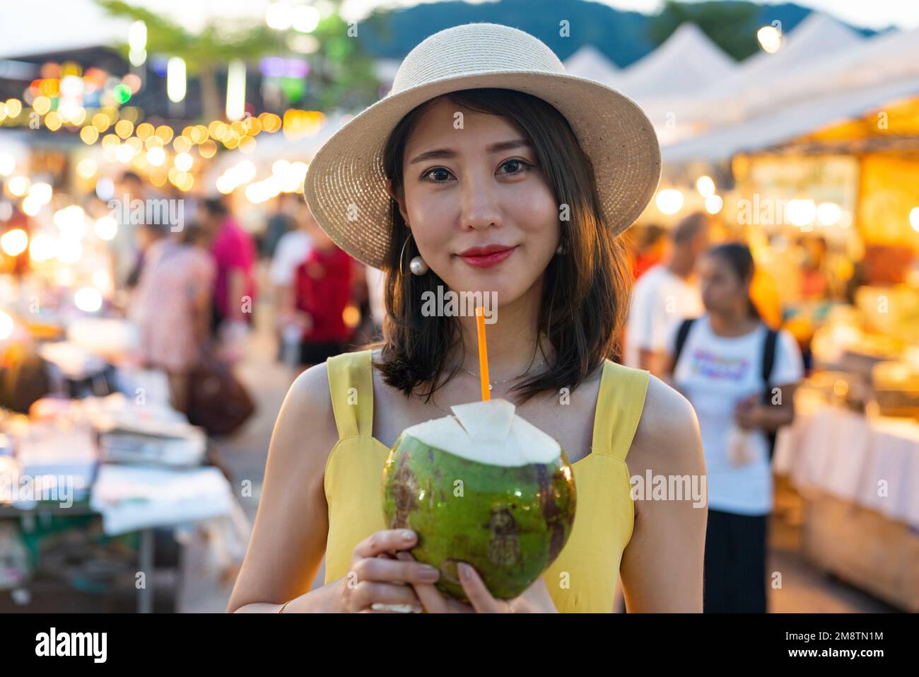 Happy young woman to go shopping Stock Photo - Alamy