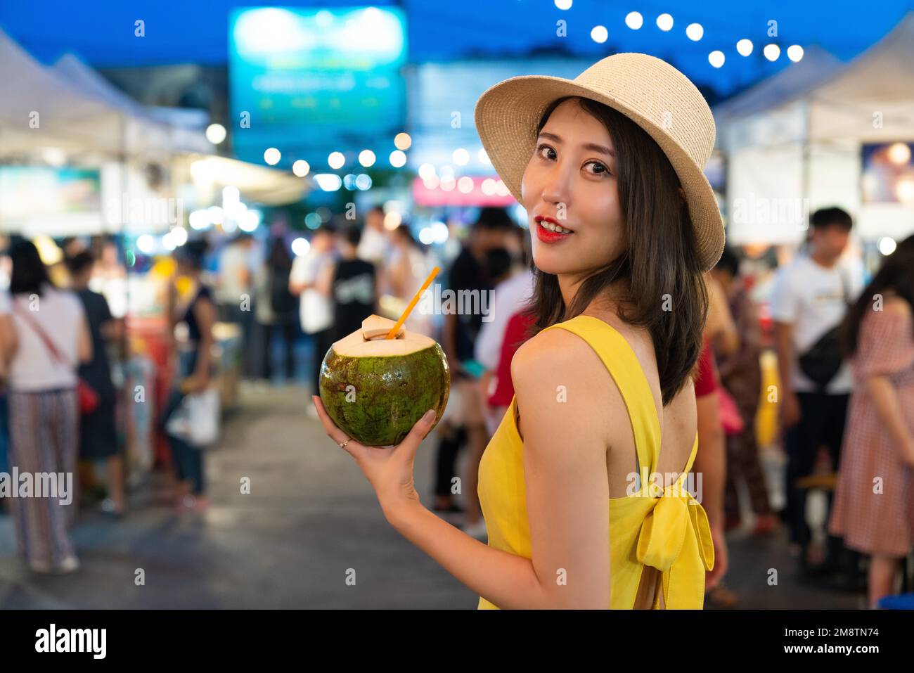 Happy young woman to go shopping Stock Photo - Alamy