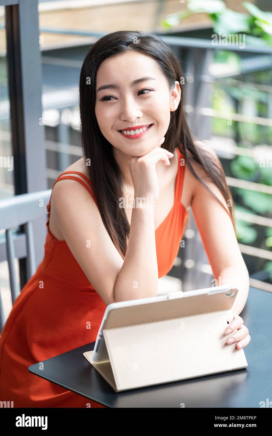 The young woman to see the coffee shop use tablet computers Stock Photo - Alamy