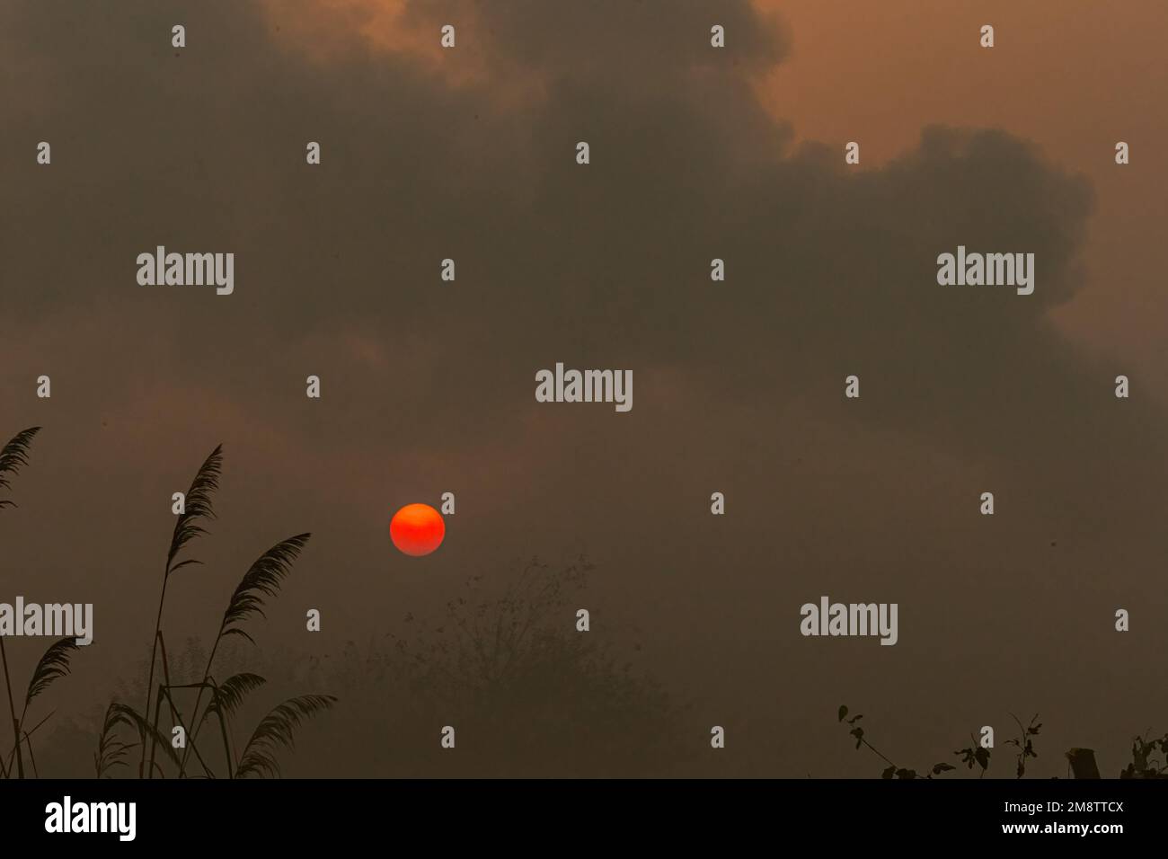 Rising sun over a city hi-res stock photography and images - Alamy