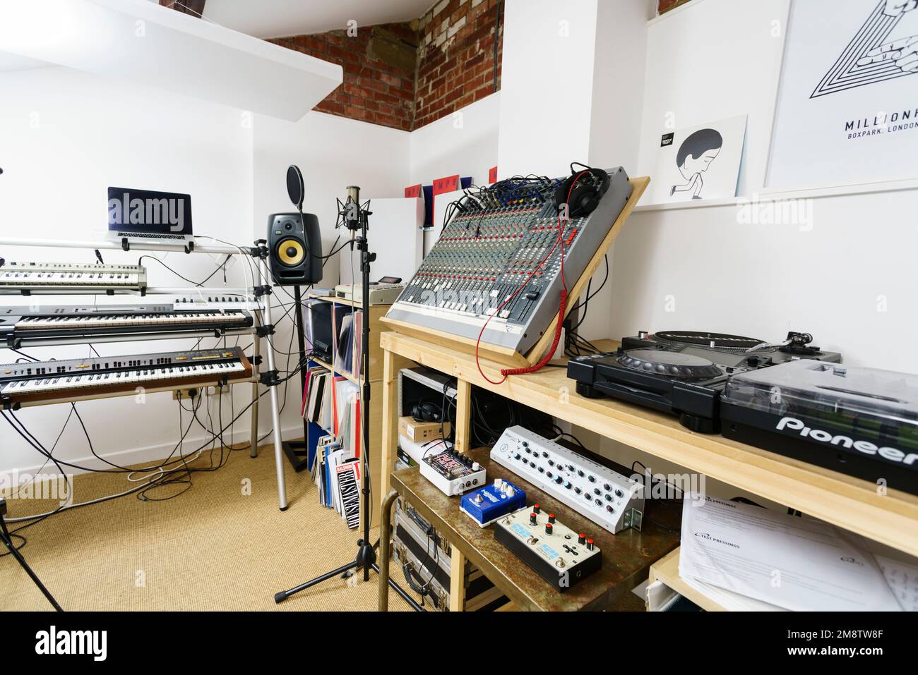 Vintage musicians recording studio hi-res stock photography and images ...