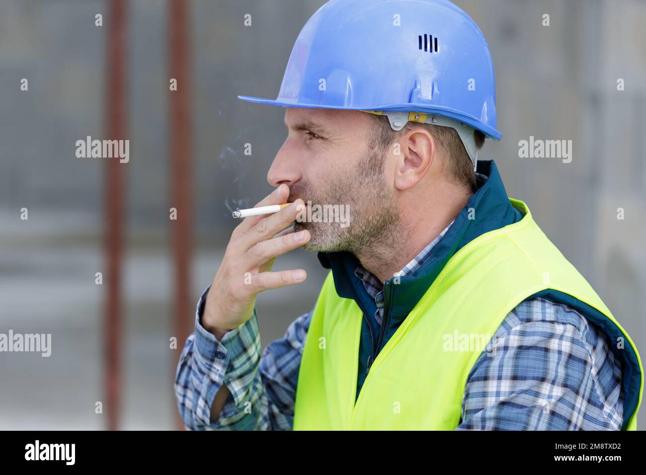 portrait of a builder smoking a cigarette Stock Photo - Alamy