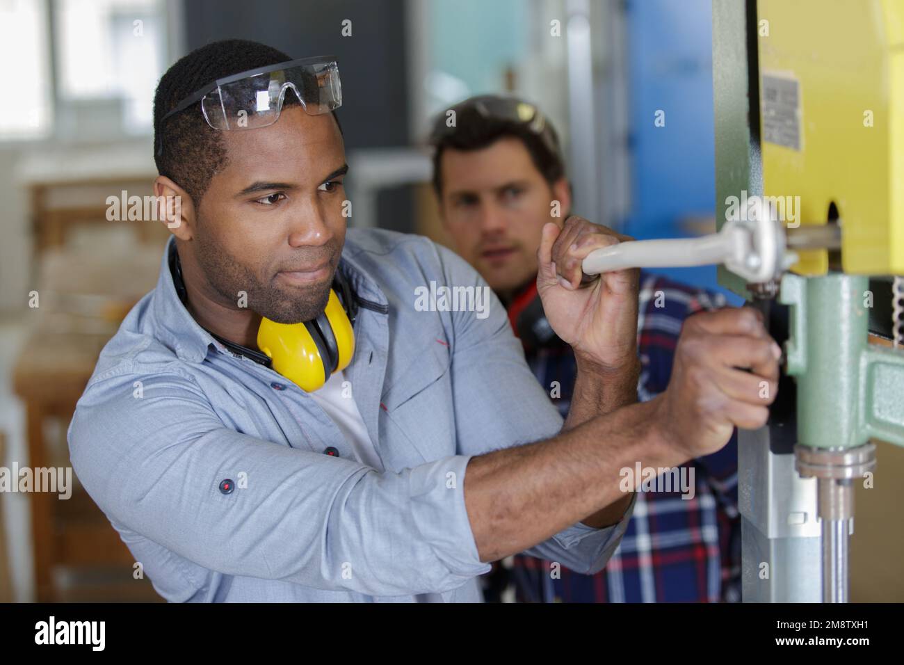 Male operative hi-res stock photography and images - Alamy