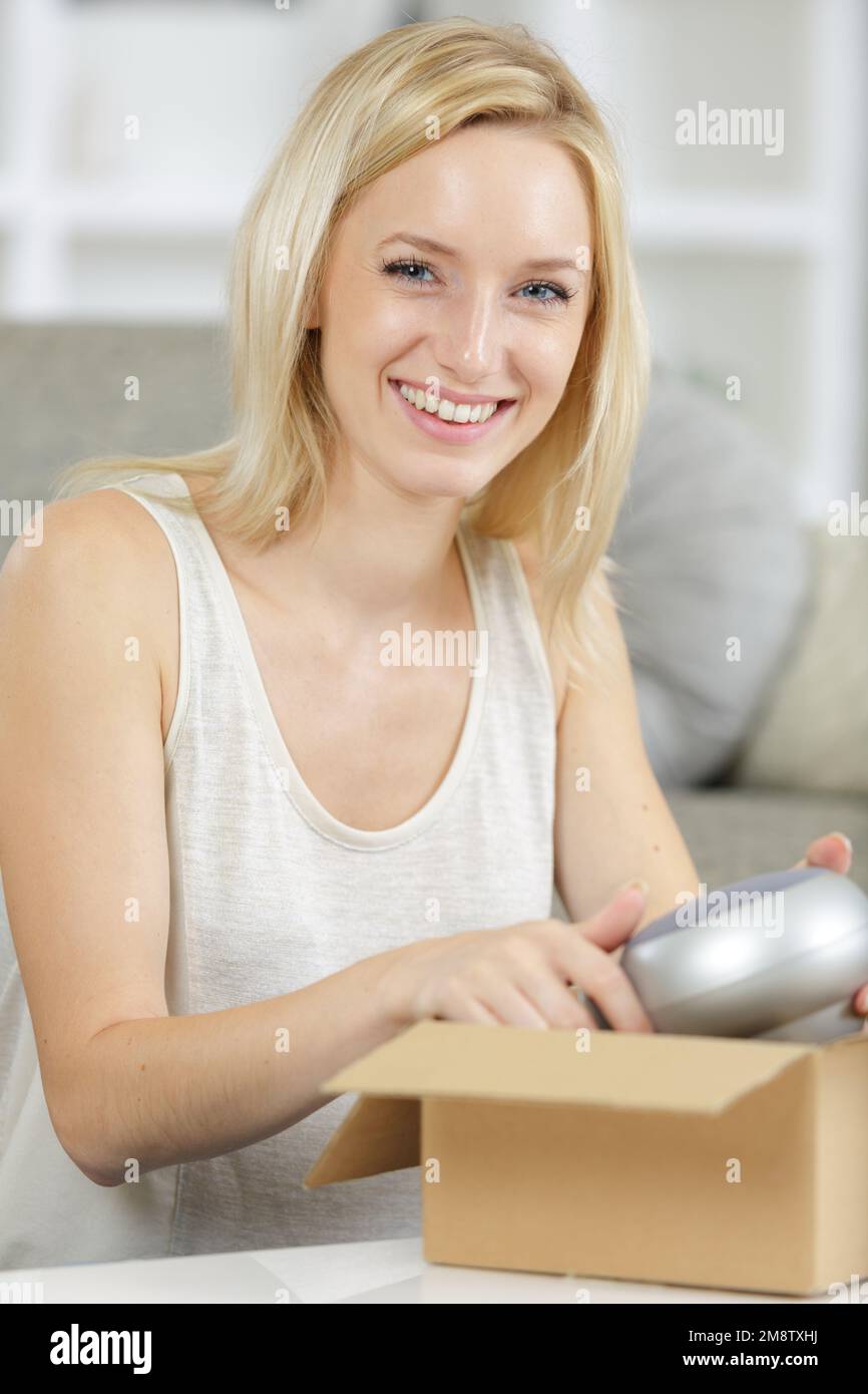 Un packing hi-res stock photography and images - Alamy