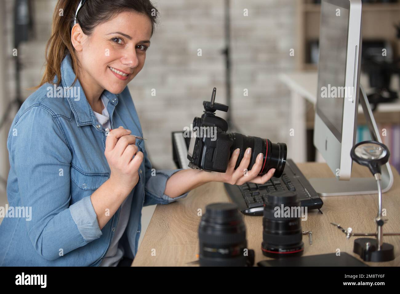 woman photographer takes images with dslr camera Stock Photo - Alamy