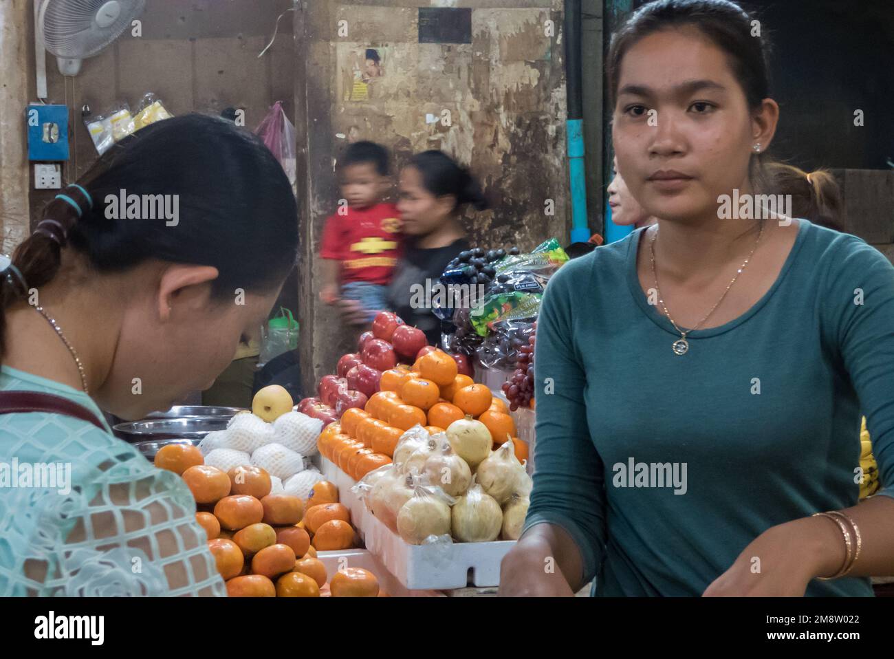 Stallholder and customer on a fruit stall, Phsar Chas (Old Market ...