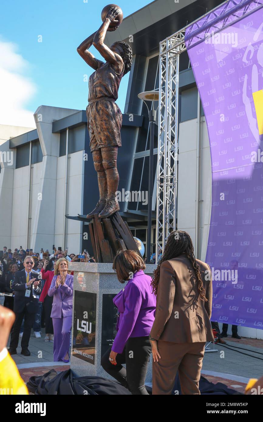 Baton Rouge, LA, USA. 15th Jan, 2023. Seimone Augustus looks up at her ...