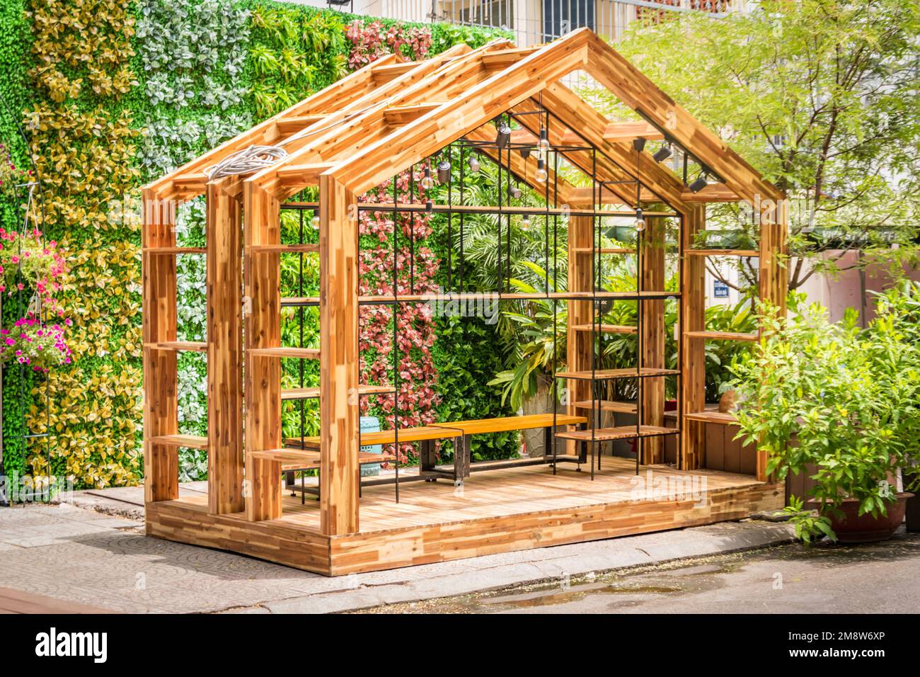 Car shaped house hi-res stock photography and images - Alamy