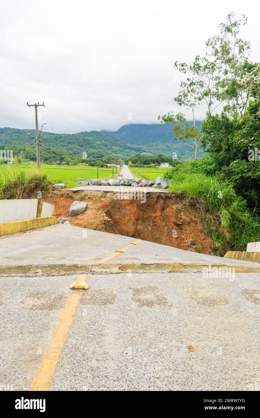 Trindade bridge that connects Schroeder and Jaragua do Sul collapsed ...
