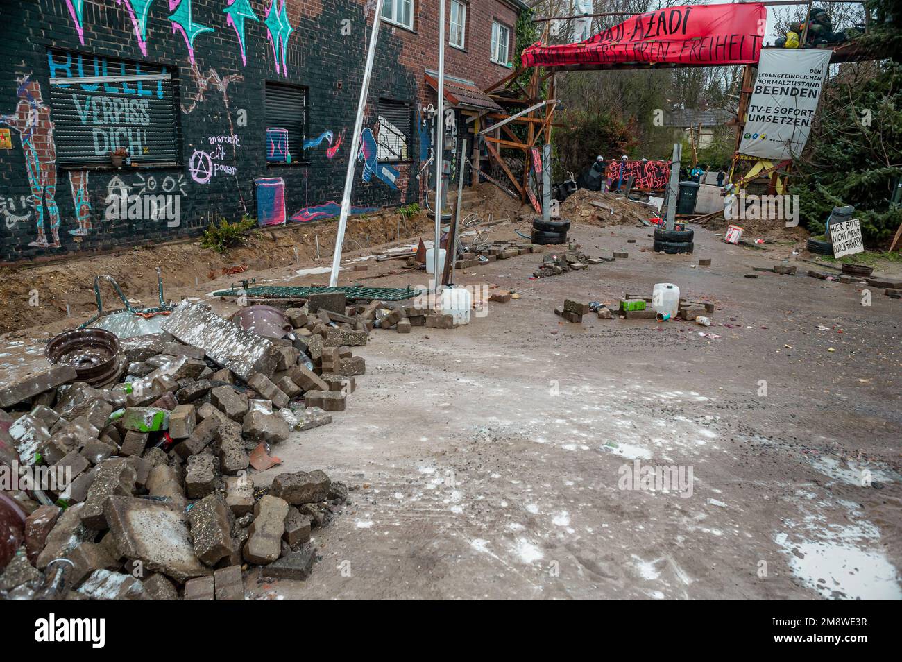 Security clamp down hi-res stock photography and images - Alamy