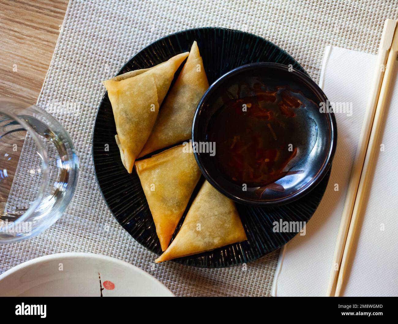 Samosas with filling of curry leaves Stock Photo - Alamy