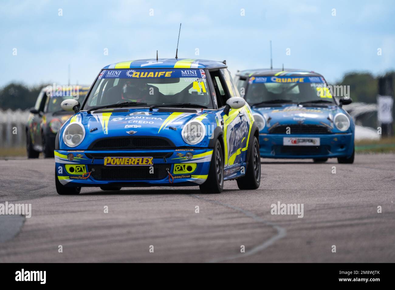 Quaife Mini Challenge Race 1 Thruxton Race Circuit Sunday August 2022 ...