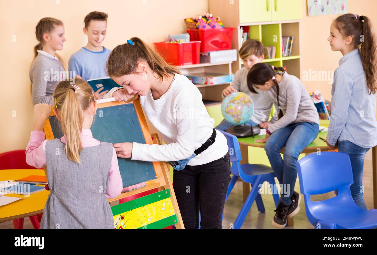 Schoolchildren during break between lessons in elementary school Stock ...