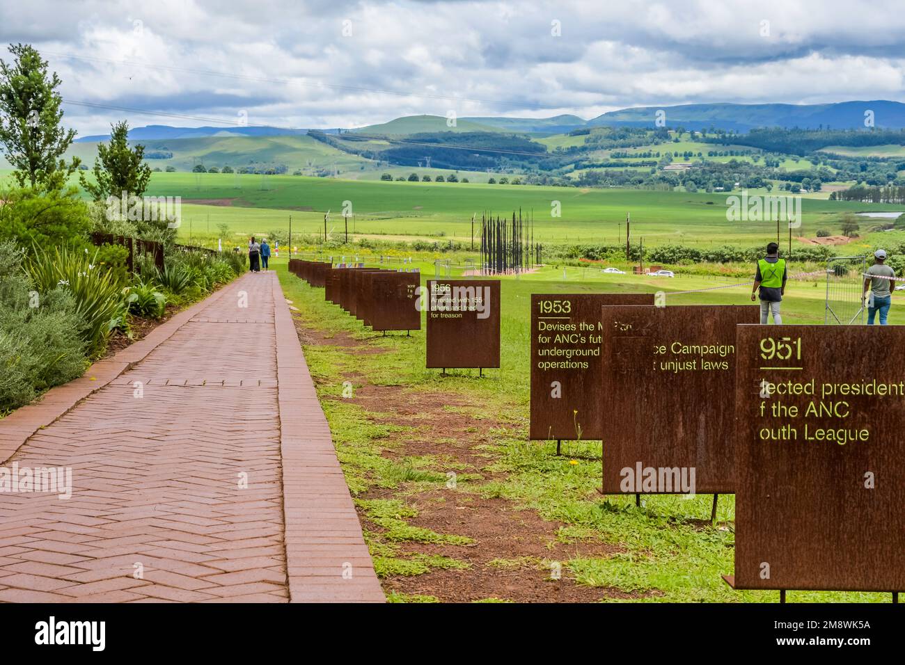 Nelson Mandela capture site , steel statue in Howick midlands KwaZulu ...