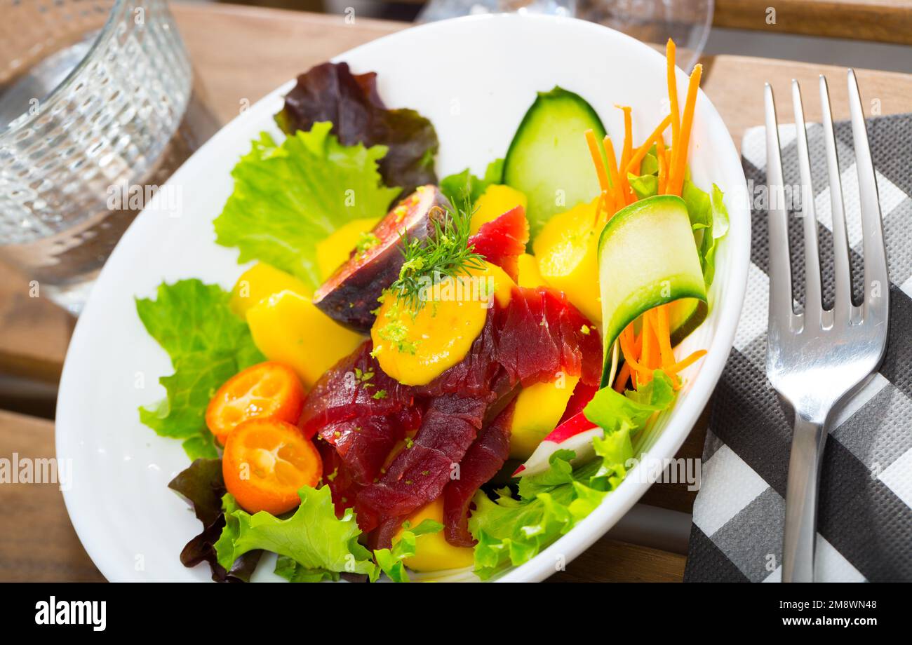 Salad with fresh tuna, mango, zucchini Stock Photo - Alamy