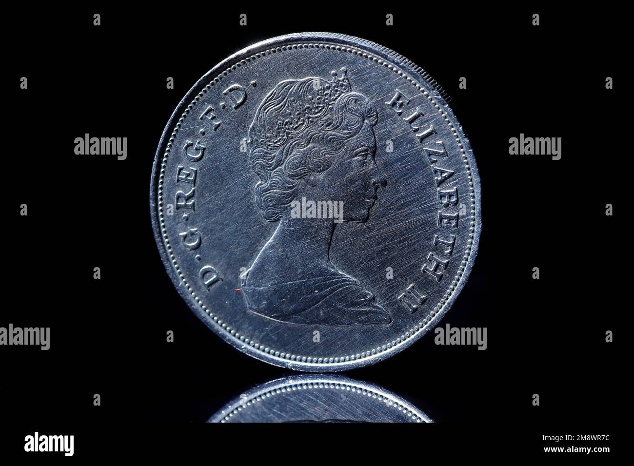 Queen mother 80th birthday 25p crown hi-res stock photography and ...