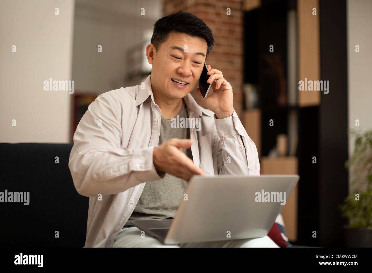 Asian man talking hi-res stock photography and images - Alamy