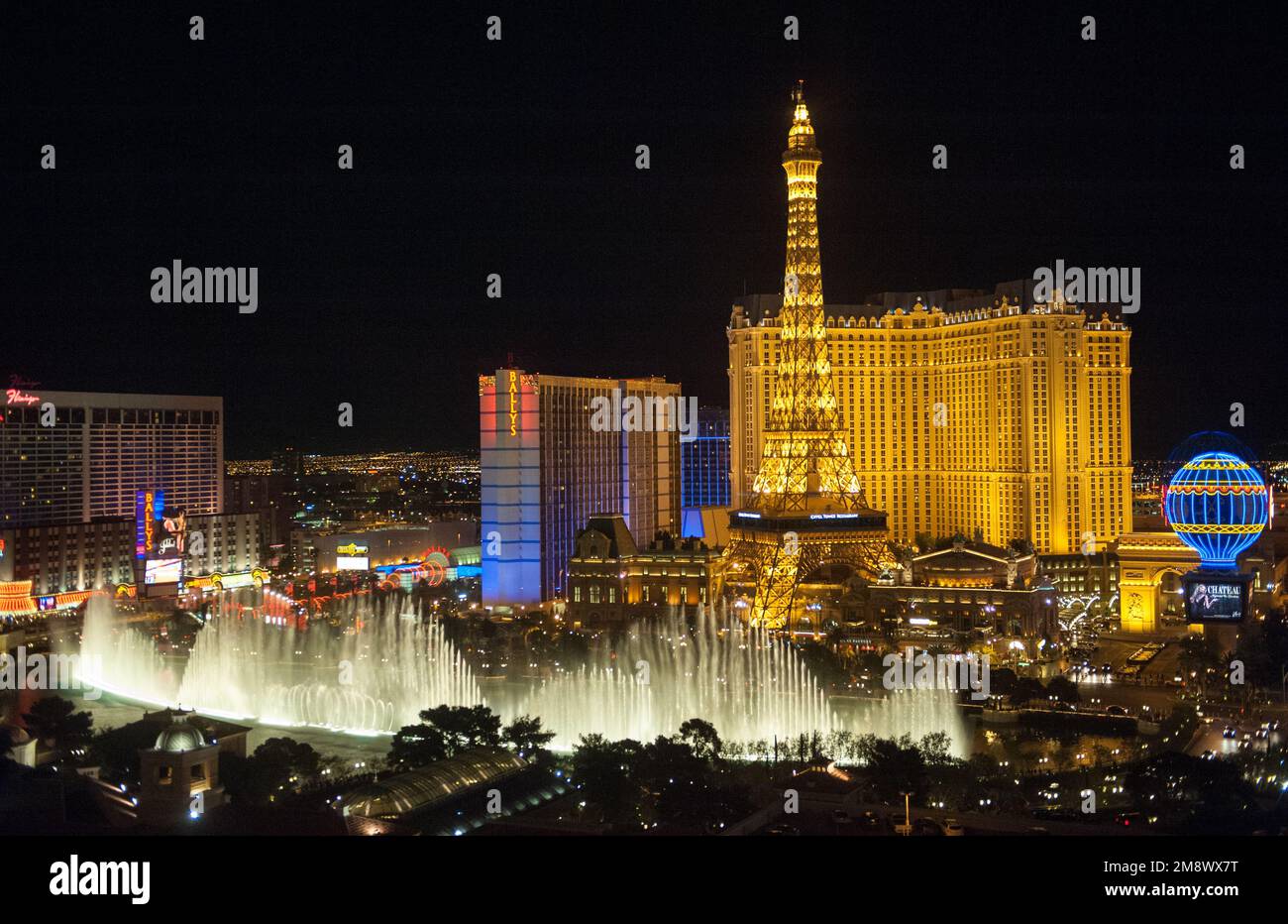 Beautiful view fountains bellagio hi-res stock photography and images ...