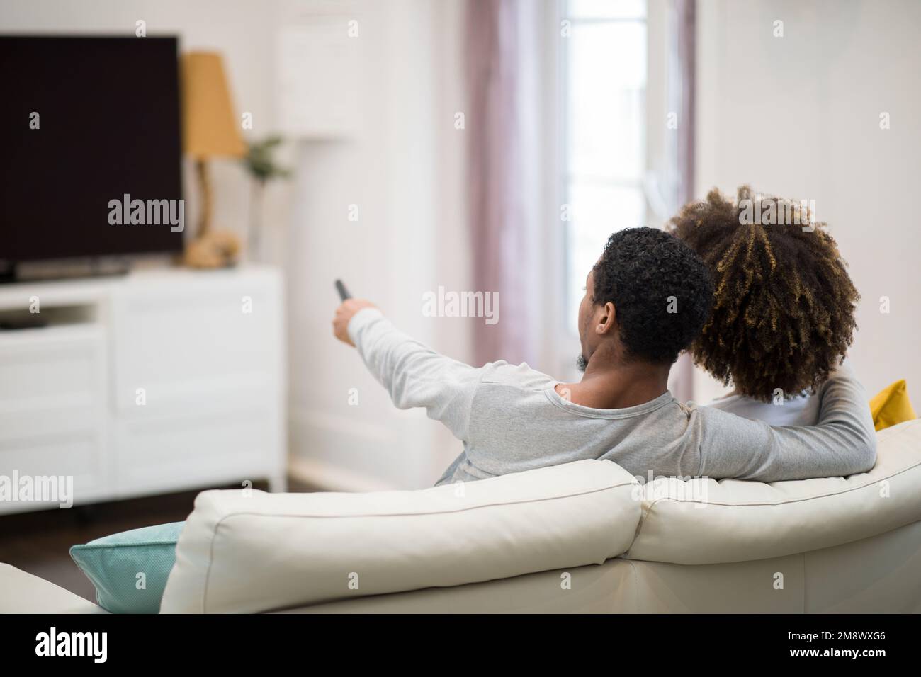 Family watching tv back view hi-res stock photography and images - Alamy