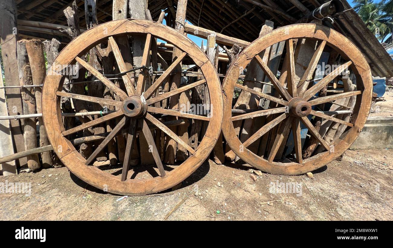 an old wooden decorative wagon wheel in a barn Stock Photo - Alamy