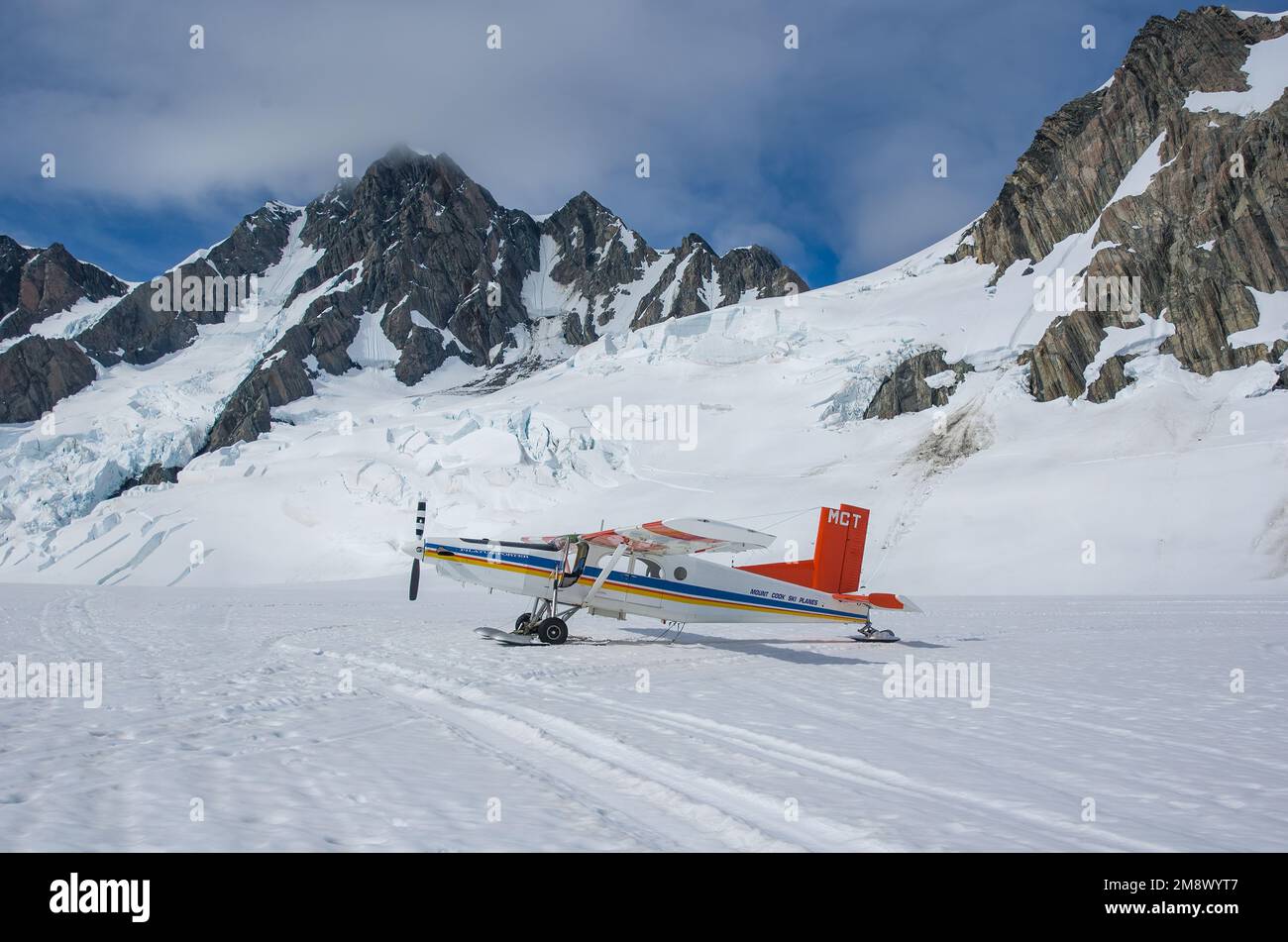 Tourist ski plane landing on the glacier snow field of Mount Cook ...