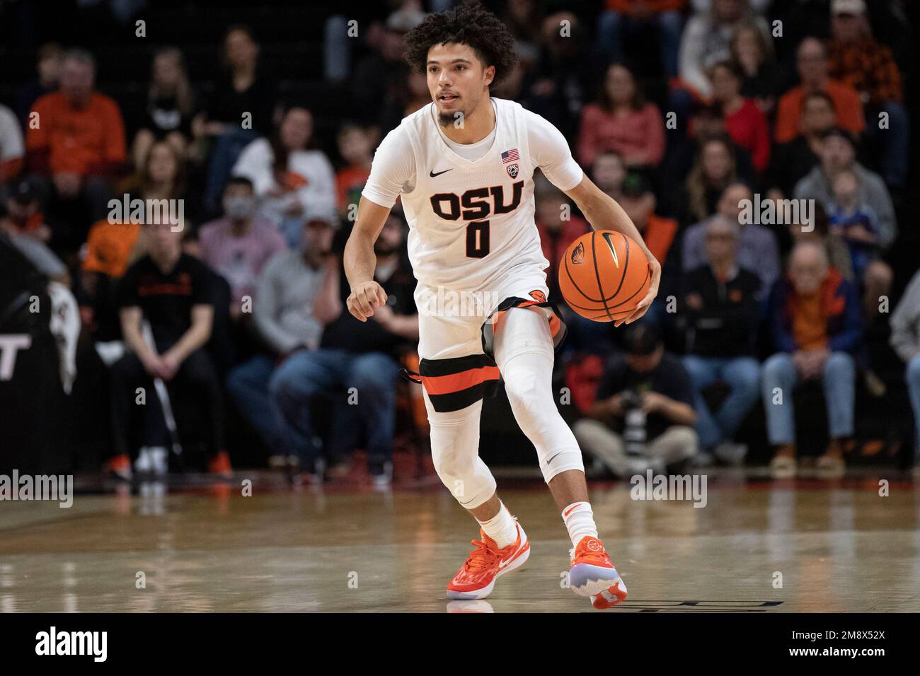 Oregon State guard Jordan Pope (0) drives up the court during the first ...