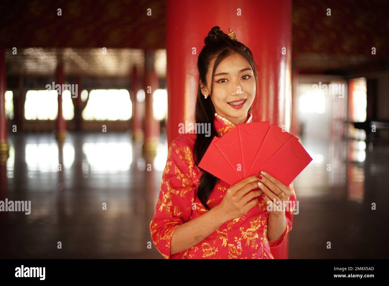Asian Chinese Girl with her Angpao Stock Photo - Alamy