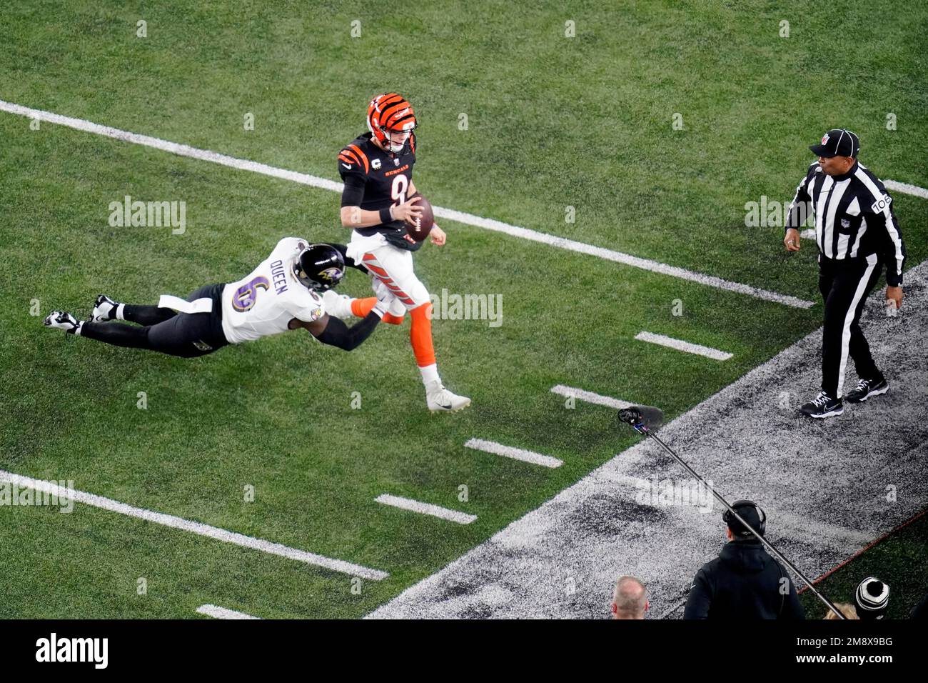 Baltimore Ravens linebacker Patrick Queen (6) runs Cincinnati Bengals ...