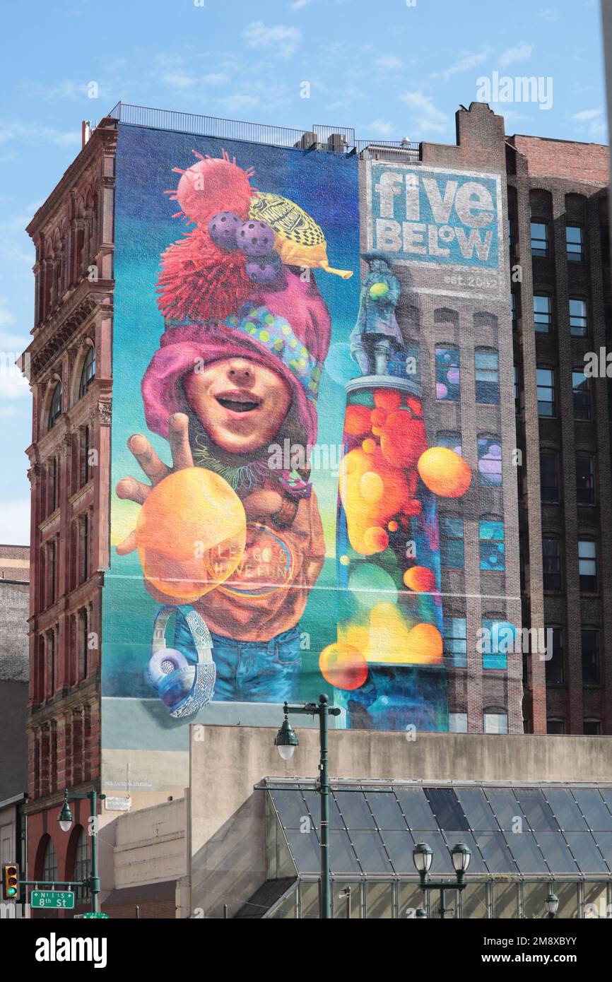 Graffiti on the side of a building hi-res stock photography and images ...