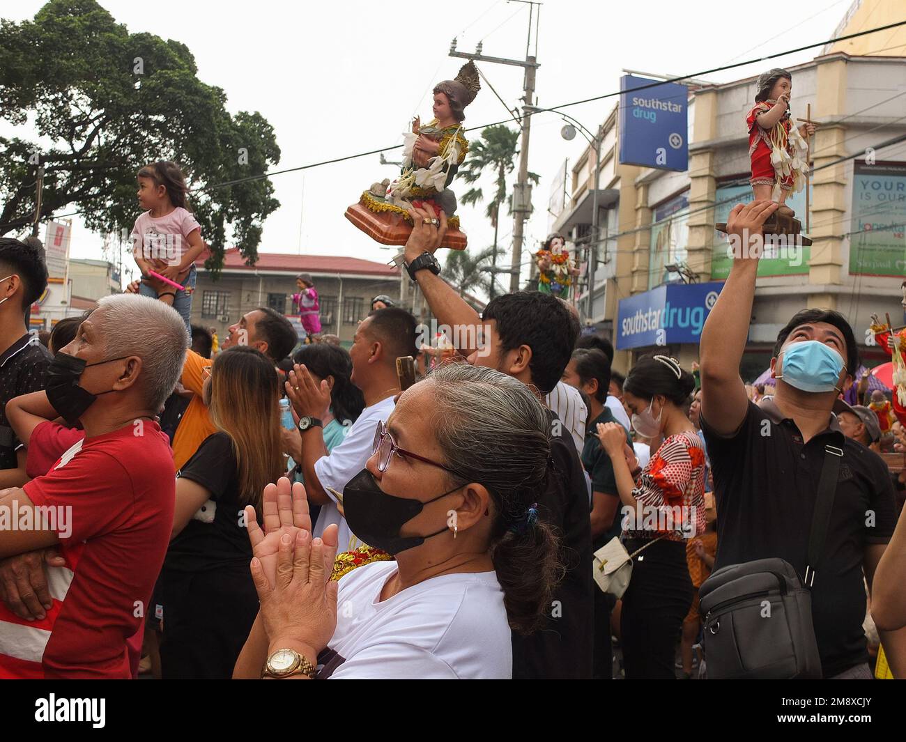 Manila, Philippines. 15th Jan, 2023. Catholic devotees seen raising up ...