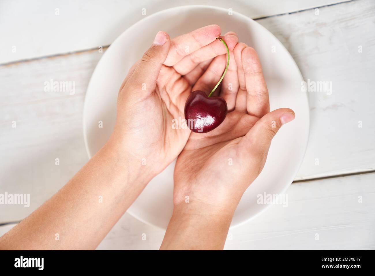 Close up woman decorating plate hi-res stock photography and images - Alamy