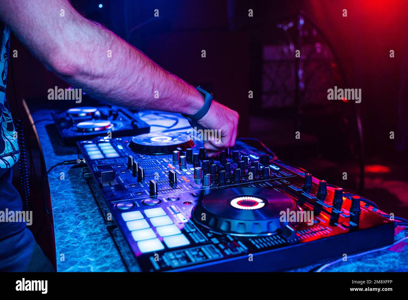 Hands disc jockey playing set hi-res stock photography and images - Alamy