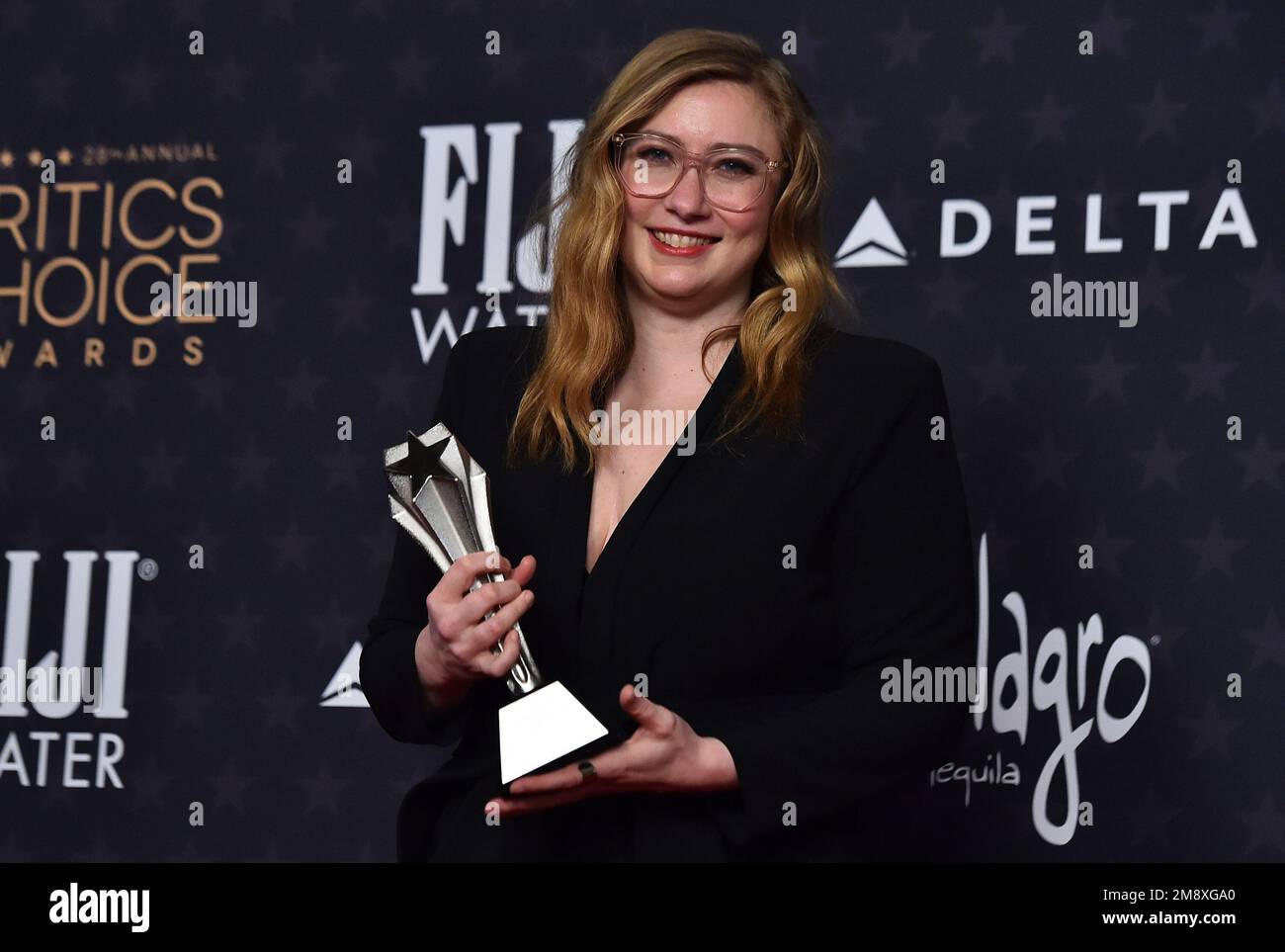 Elizabeth Meriwether poses in the press room with the award for best ...