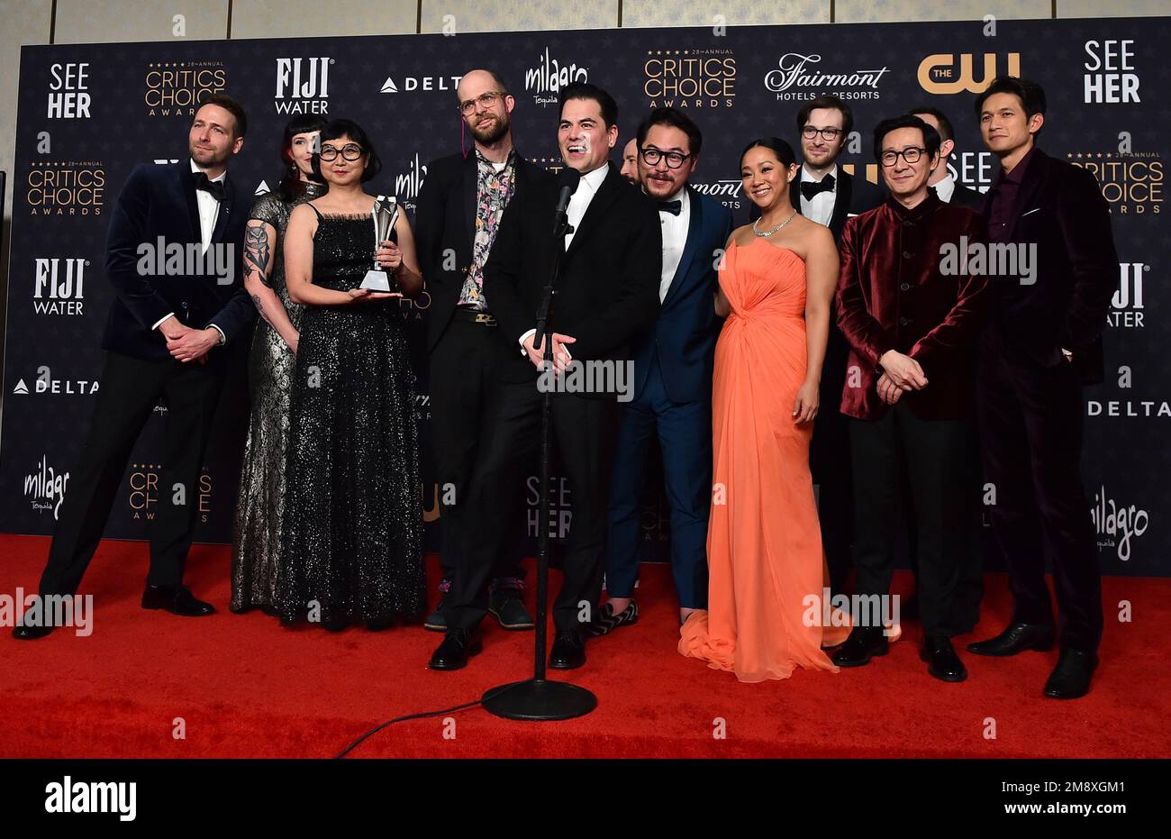 The cast and crew of "Everything Everywhere All at Once" pose in the ...