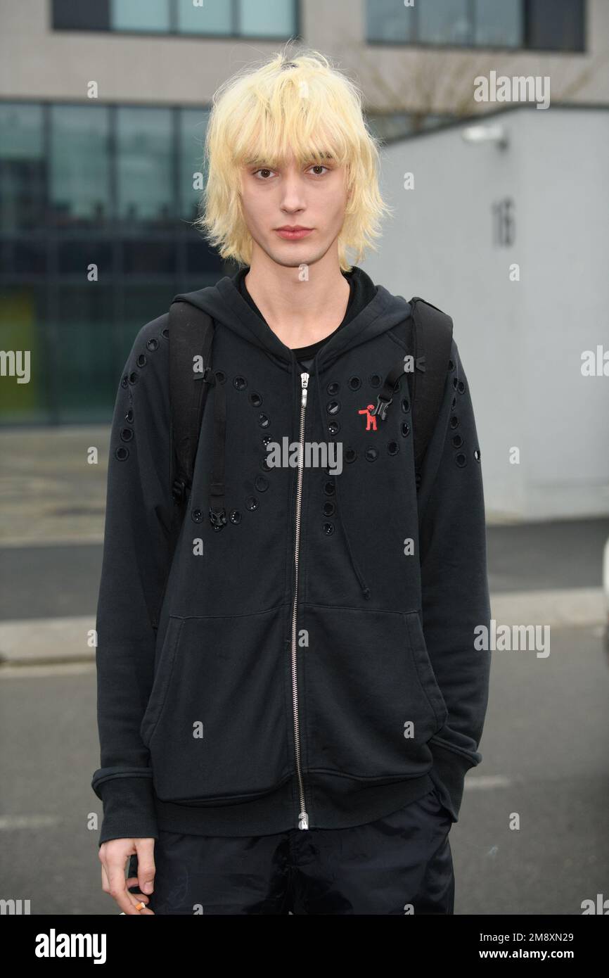 Models outside Etro show during the Milano Men's Fashion Week Fall ...