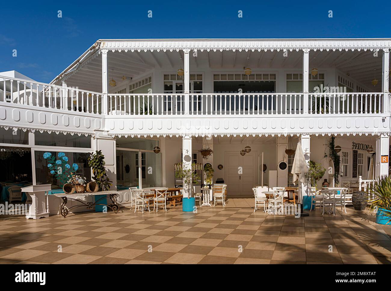 Colonial style restaurant hi-res stock photography and images - Alamy