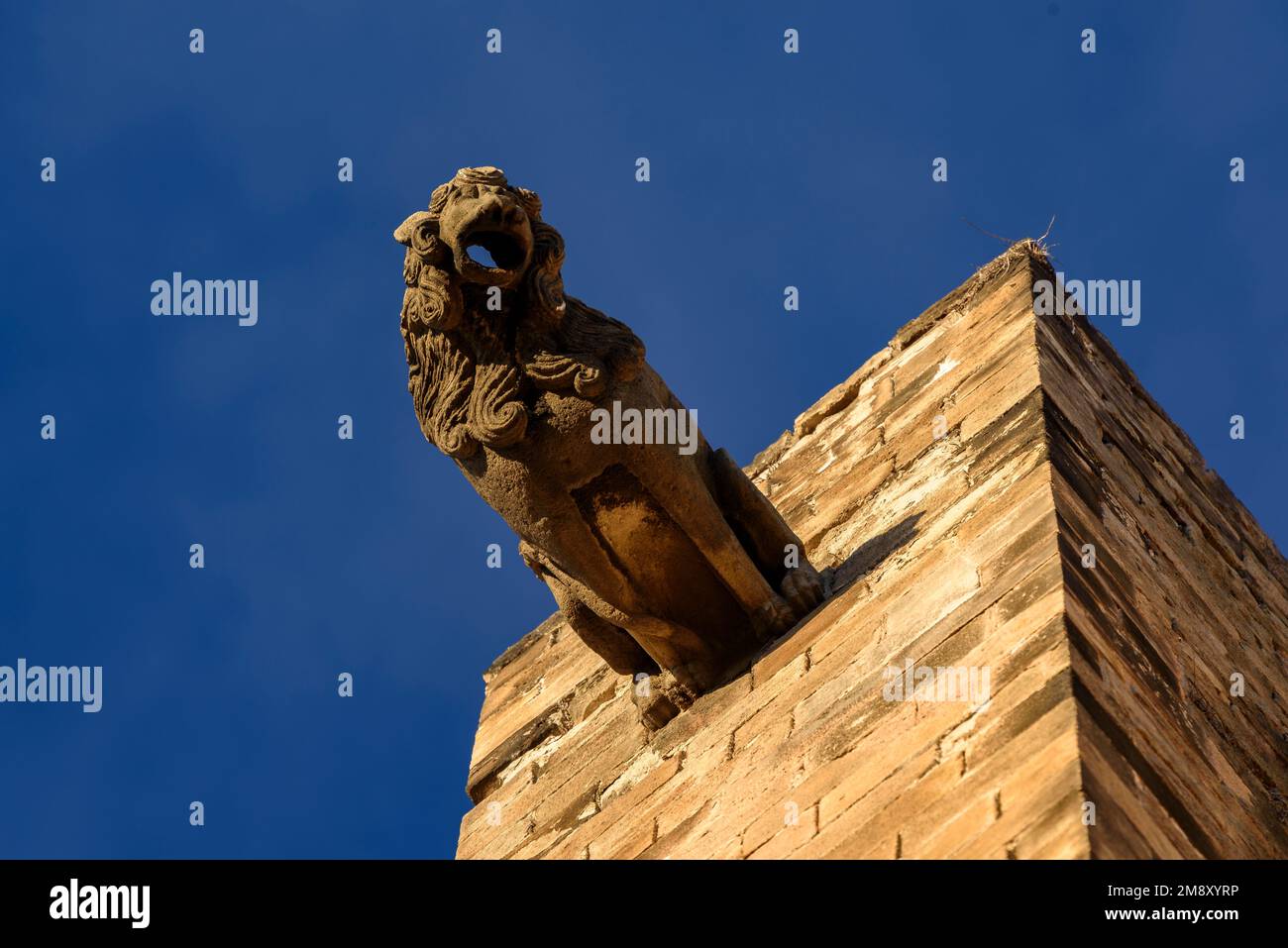 Iglesia del cielo en la arquitectura de la ciudad hi-res stock ...