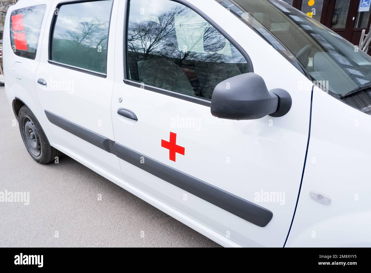 Hospital red cross traffic sign hi-res stock photography and images - Alamy