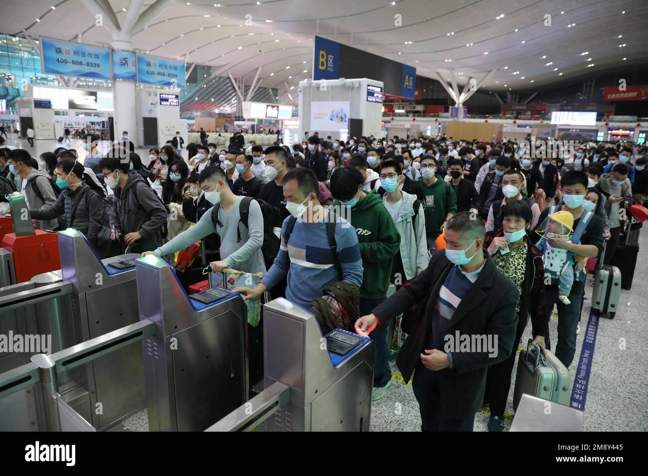 The first red-eye high-speed train departs in Shenzhen North Railway ...