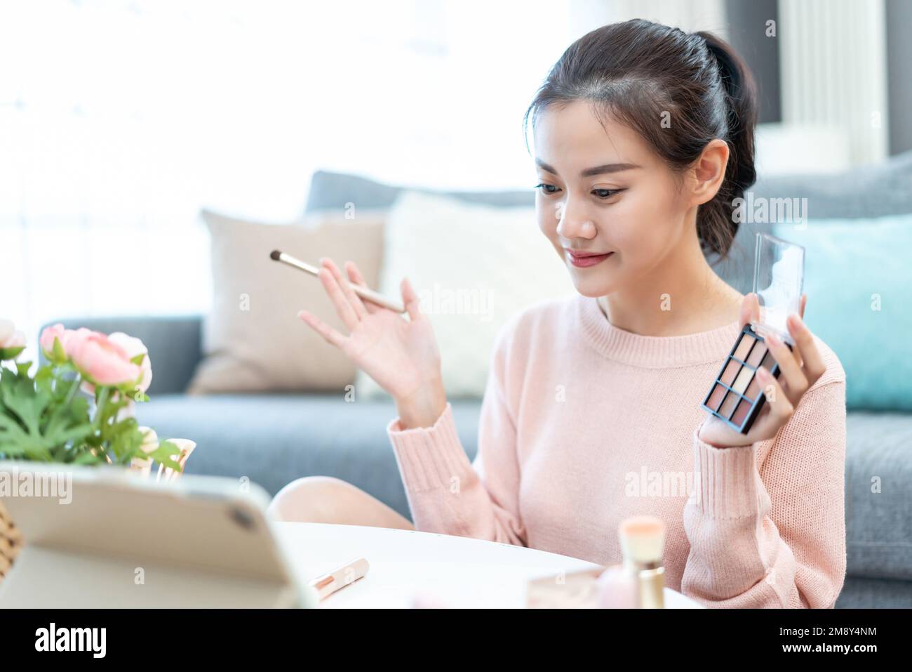 Young lady makeup home hi-res stock photography and images - Alamy