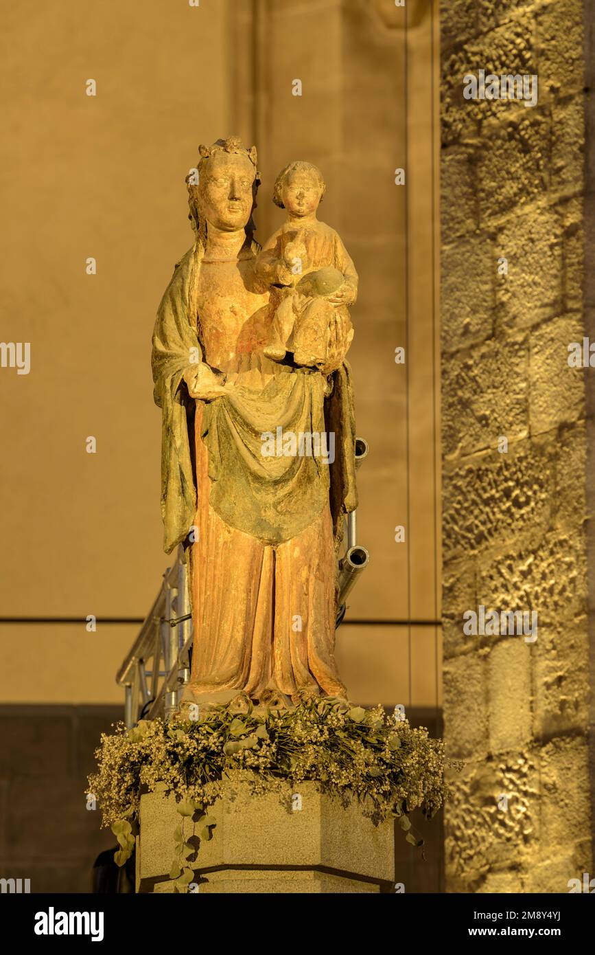 Sculpture of the Virgin Mary on the altar of the Basilica of Santa Maria del Mar (Barcelona ...
