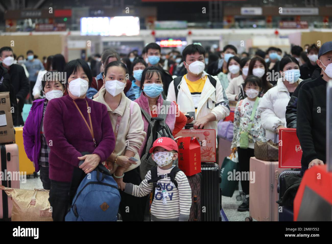 The first red-eye high-speed train departs in Shenzhen North Railway ...